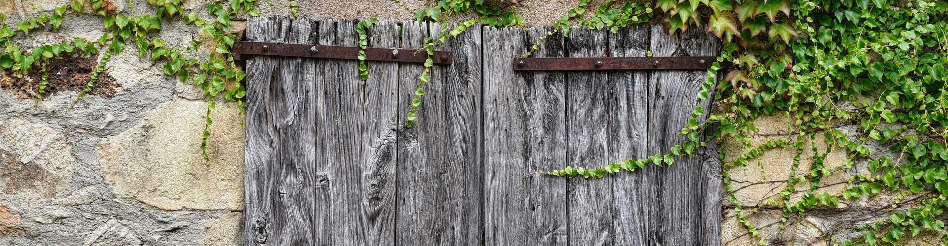 Transform your garden with rustic timber décor. Discover DIY ideas for ...